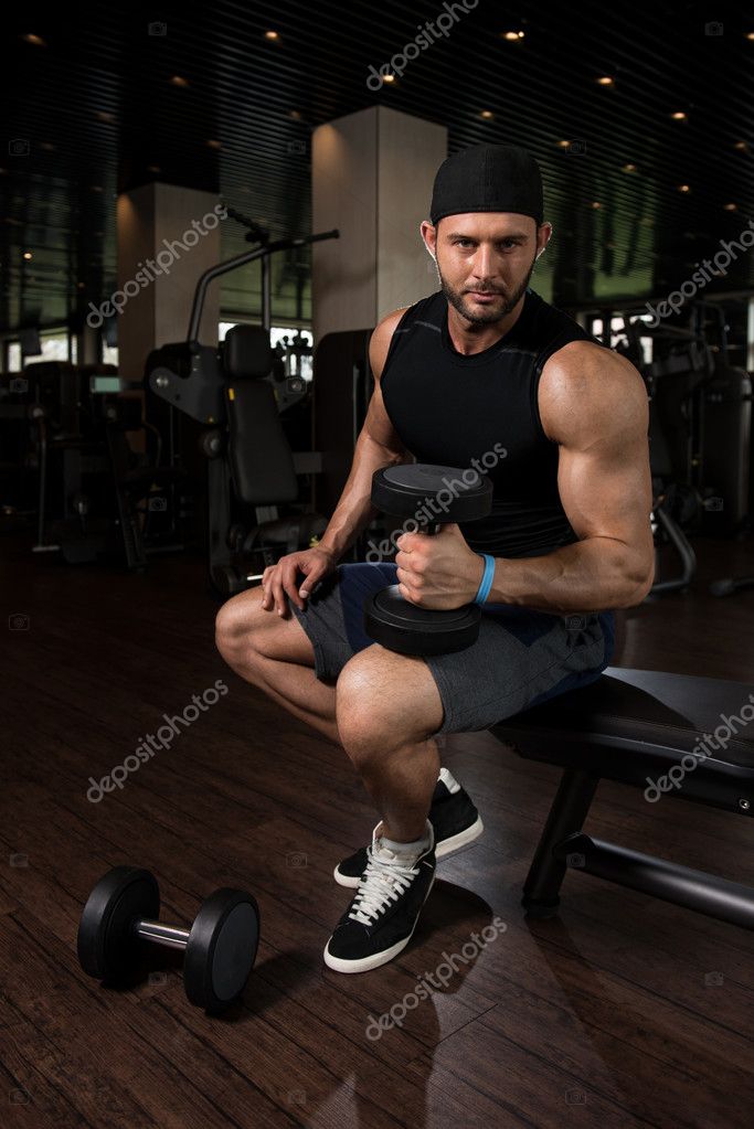 Culturista realizando Biceps rizos con sombrillas 2024