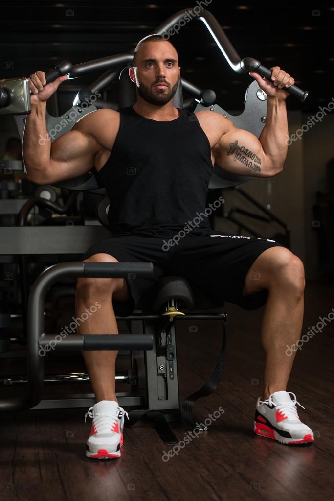 Ejercicio del culturista de nuevo en la máquina 2024