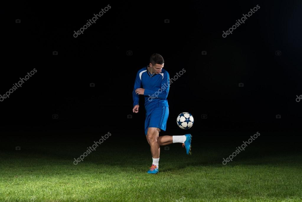 Jugador de fútbol con pelota en el campo de estadio 2024