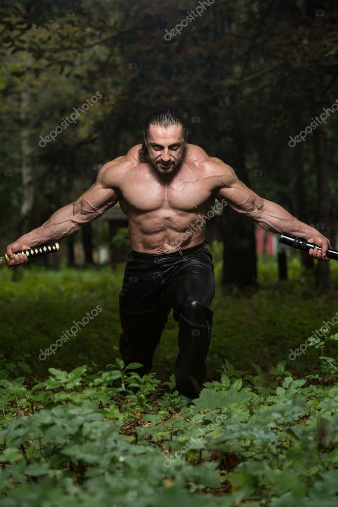 Hombre fuerte con espada samurai 2024