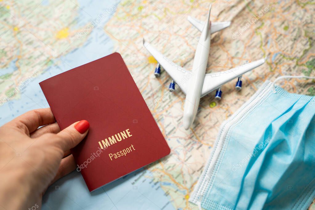 Viajar durante las normas de restricciones pandémicas covid. Viajero ...