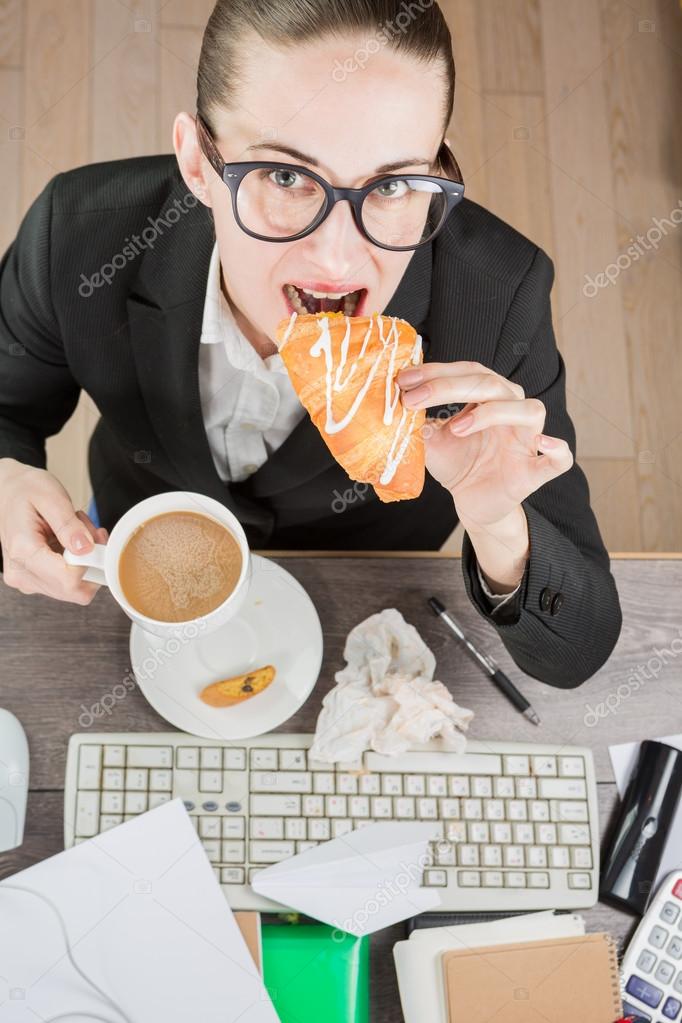 jedzenie przy komputerze w biurze — Zdjęcie stockowe © Flydragonfly ...