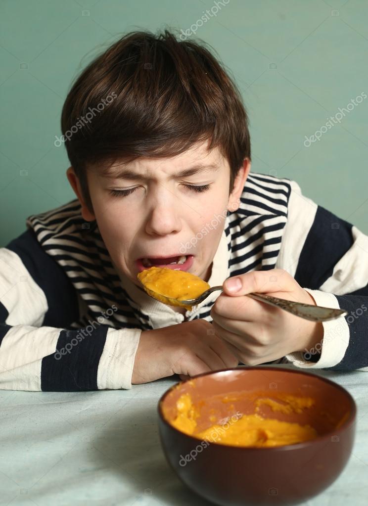 niño comer sopa de calabaza con expresión de disgusto 2022