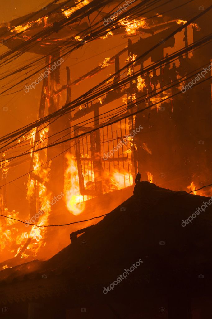 House fire with heavy flame and smoke — Stock Photo © Naypong #86043242
