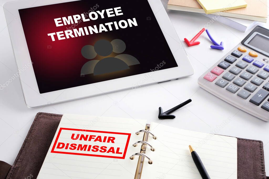 Palabras de despido del empleado en la tableta de la computadora y ...