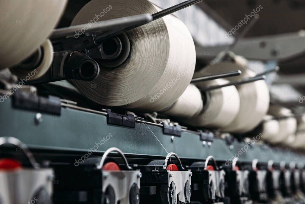 El proceso de bobinado en bobinas de hilo en una fábrica. Línea de ...