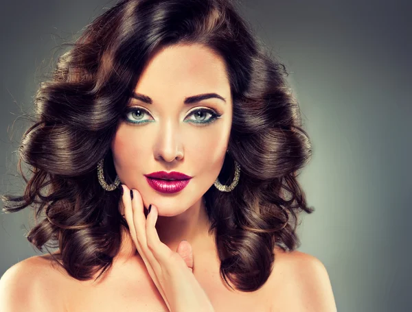 Beautiful woman with perfect skin wearing natural make-up and hairstyle ...