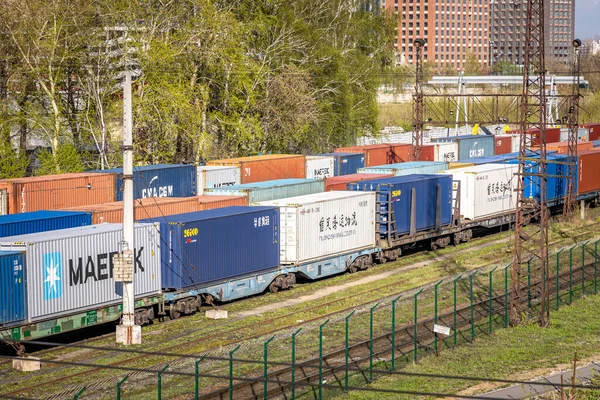 Tren de carga con contenedores de carga Maersk, CMA CGM, Saeco y otros ...