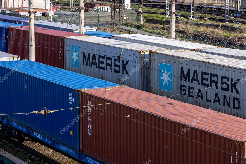 Primer plano tren de carga con contenedores de carga Maersk y otros ...