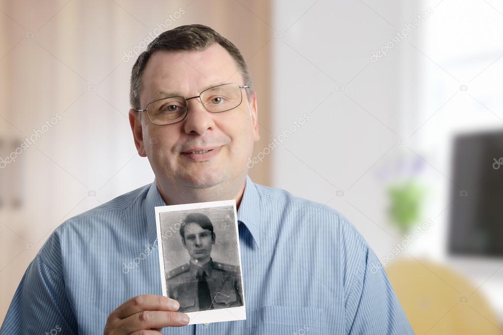 Gordo hombre con gordito cara muestra su joven foto — Foto de stock ...