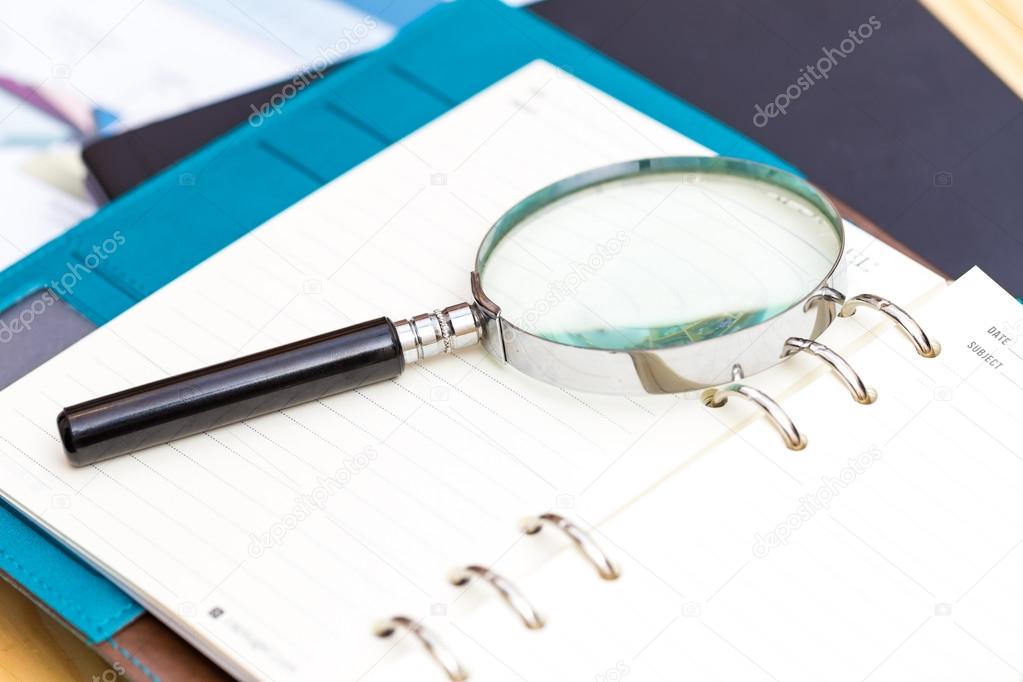 Lupa a documentos gráficos y gráficos que se están demostrando 2022