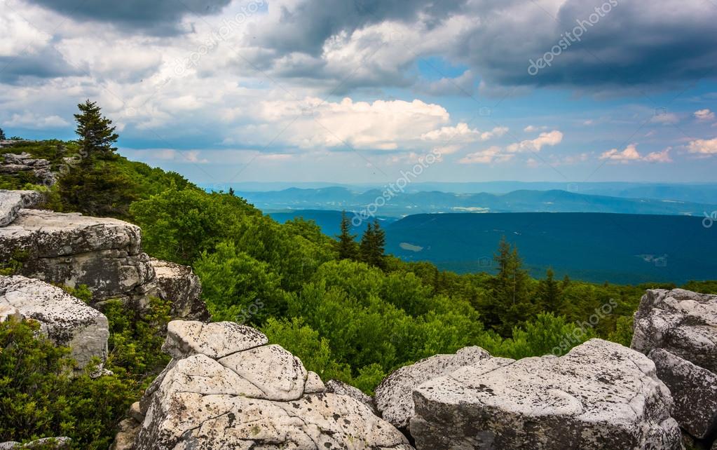 Piedras y vista oriental de las montañas Apalaches desde Oso 2024