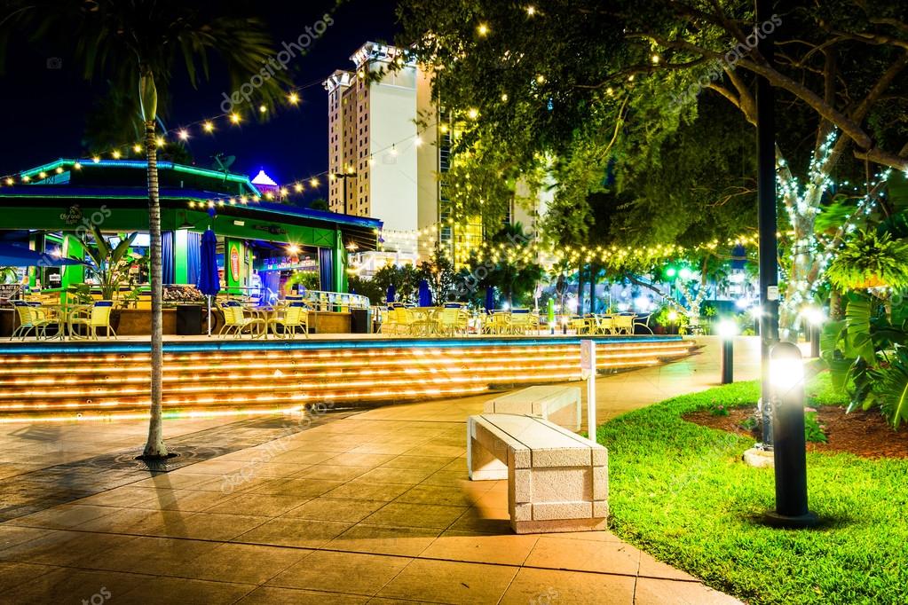 Walkway and restaurant at night in Tampa, Florida. — Stock Photo ...