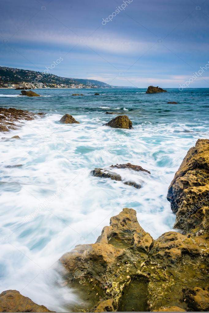 Rocks and waves in the Pacific Ocean at Monument Point, Heisler — Stock ...