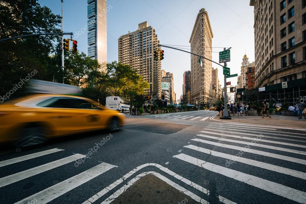 Intersection of Broadway and 5th Avenue, in the Flatiron Distric ...