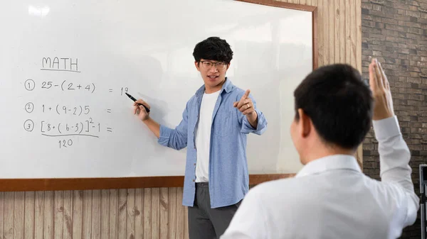Profesor enseñando matematicas fotos de stock, imágenes de Profesor ...