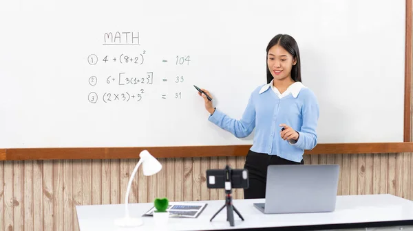 Profesor enseñando matematicas fotos de stock, imágenes de Profesor ...