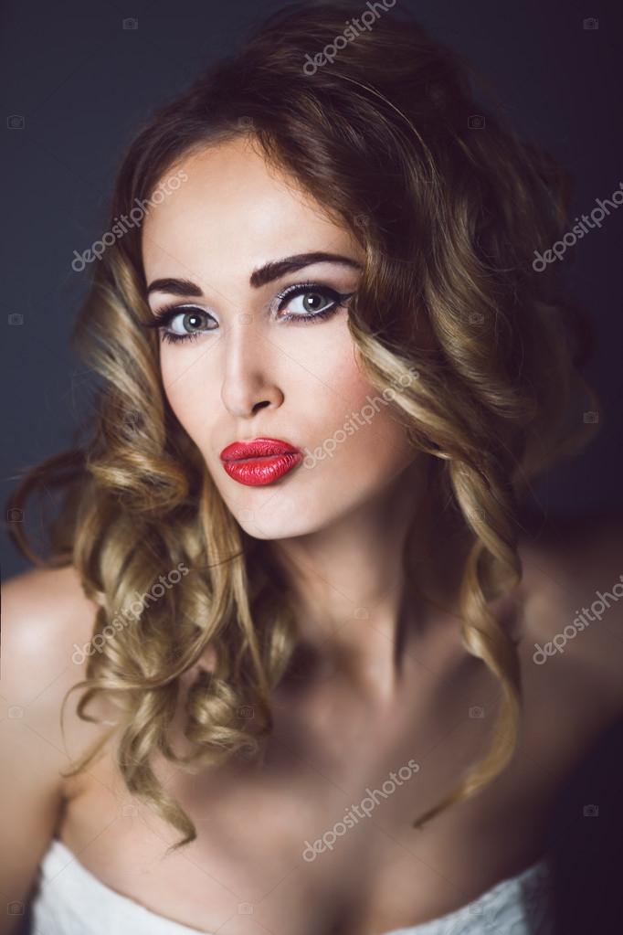 Retrato De Una Hermosa Joven Rubia Sexy Con Los Labios Rojos Dientes De Boca Abierta Sensual