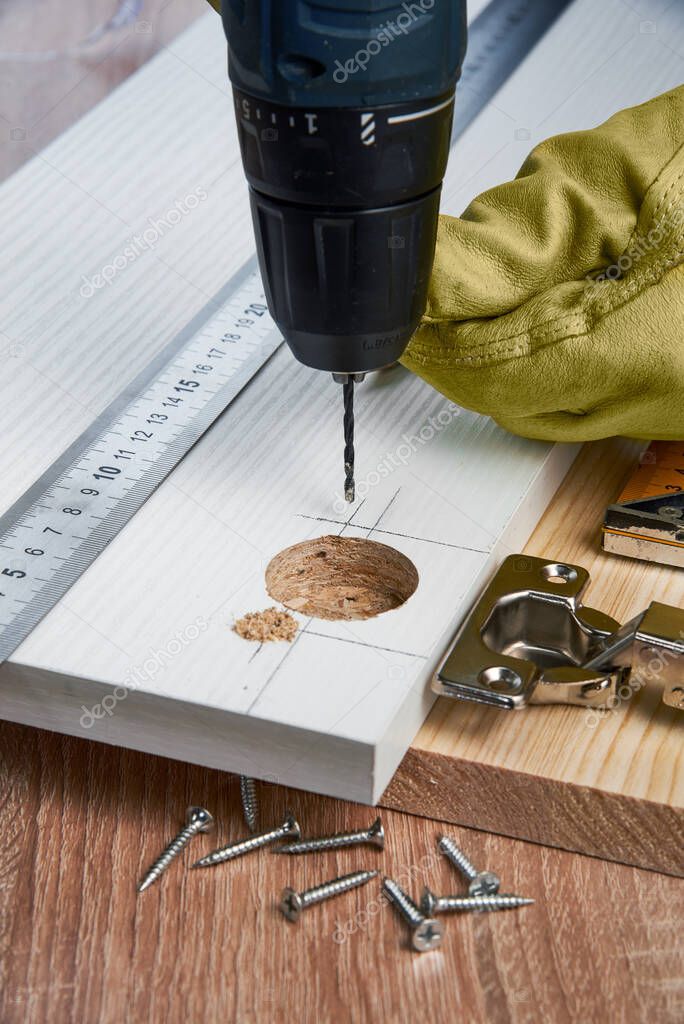 Instalación de bisagras de muebles en el aglomerado, herramientas y ...