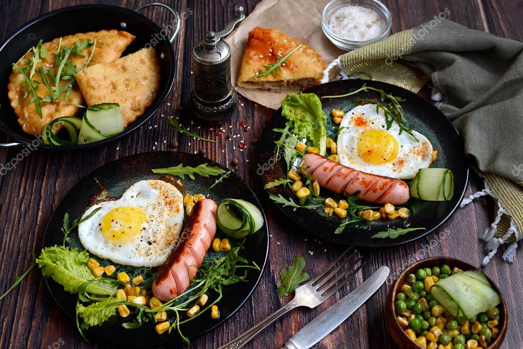 Concepto de desayuno casero. Huevos revueltos, salchichas, verduras y ...