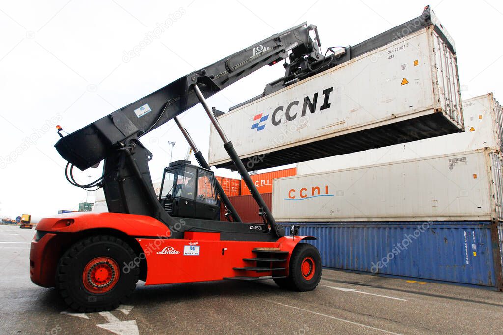 Camión de contenedores Marin-Spain recogiendo un contenedor para ser ...