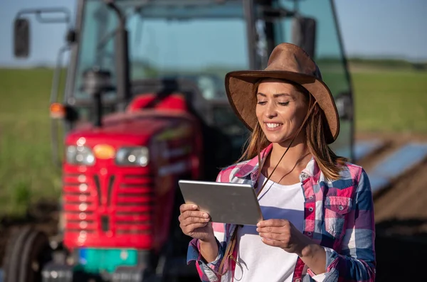 J venes agricultores que utilizan la tecnolog a moderna tableta en la agricultura. Mujer agr ...