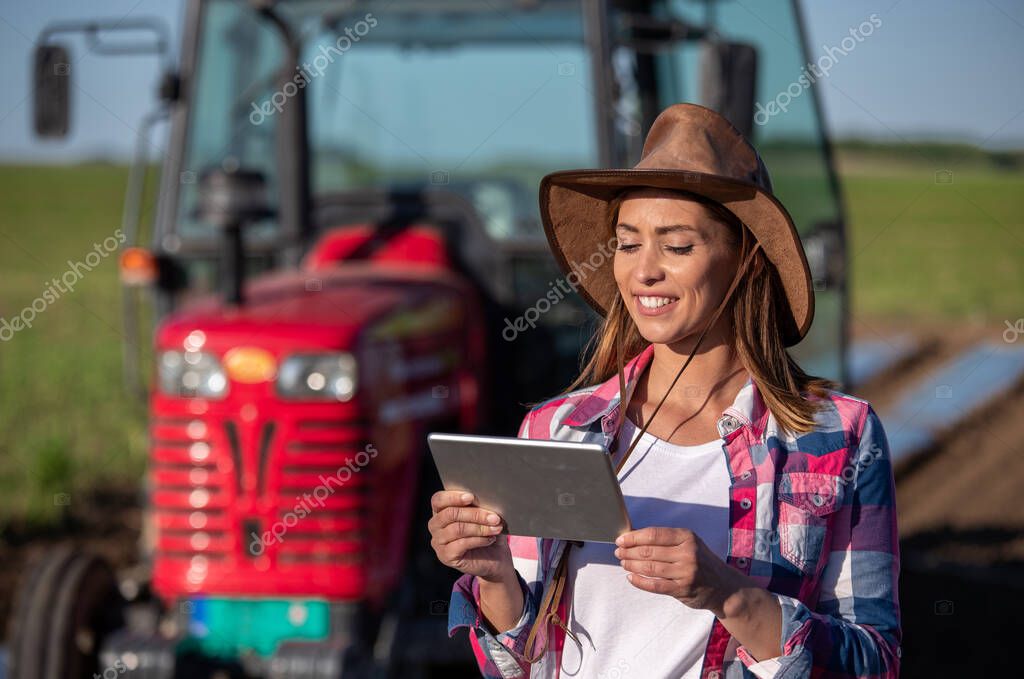 J venes agricultores que utilizan la tecnolog a moderna tableta en la agricultura. Mujer agr ...