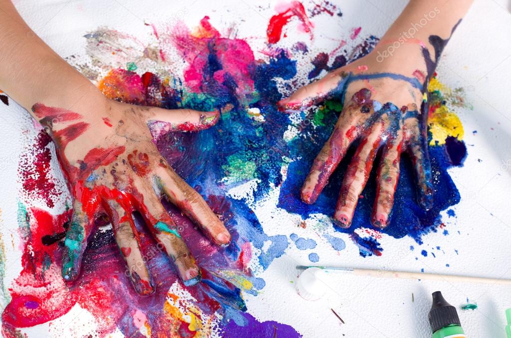 Manos en pintura 2024