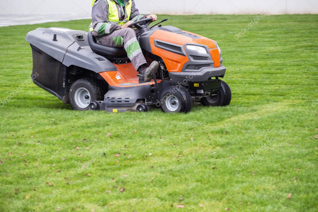 Cortacésped tractor en movimiento, cortando el césped. Cortar la hierba ...