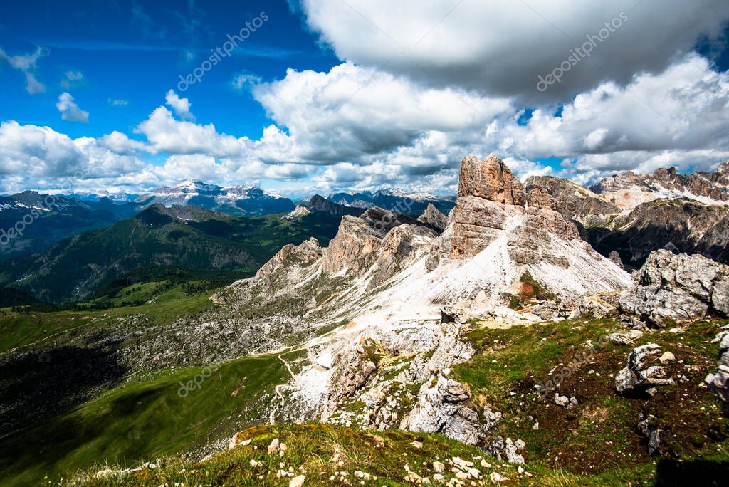 panorama primaveral de los verdes prados de los Dolomitas con nieve y ...