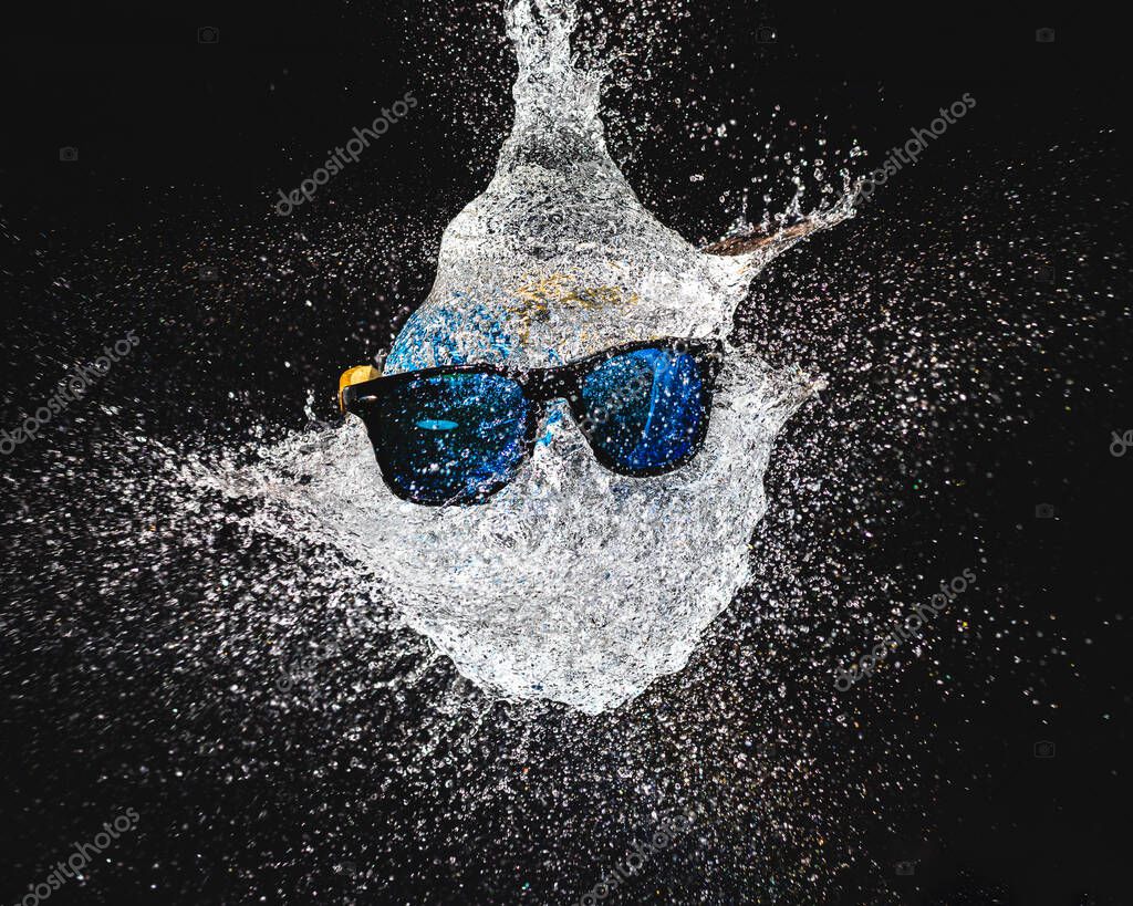 ¡Salpicadura de globos! Explosión de globo lleno de agua. Congelar el ...