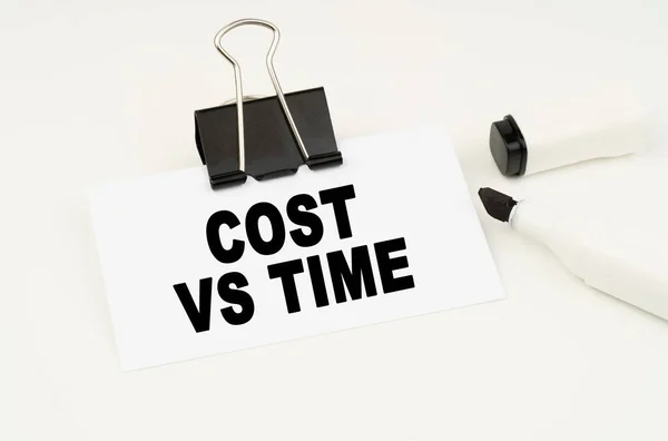 Concepto financiero y empresarial. Sobre un fondo blanco hay un marcador y una tarjeta de visita ...