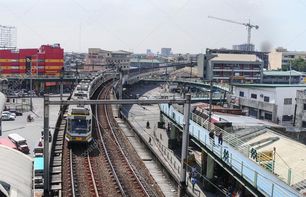 LRT train arrives at a train station in Manila – Stock Editorial Photo ...
