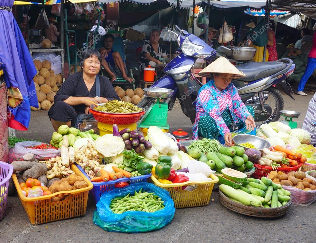 Vendedores de verduras que venden productos en Hoi An 2025