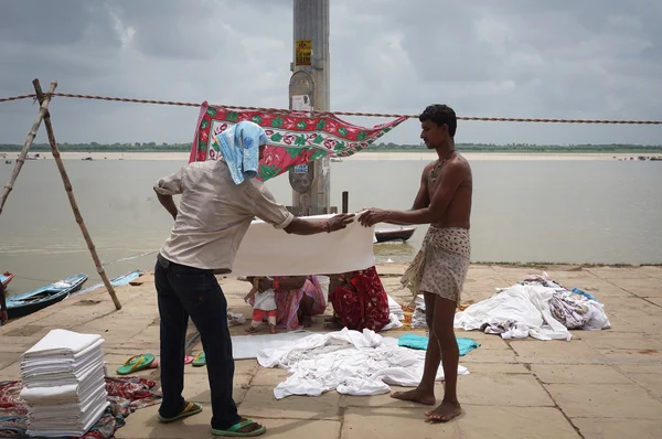 Indian people washing and drying clothing – Stock Editorial Photo ...