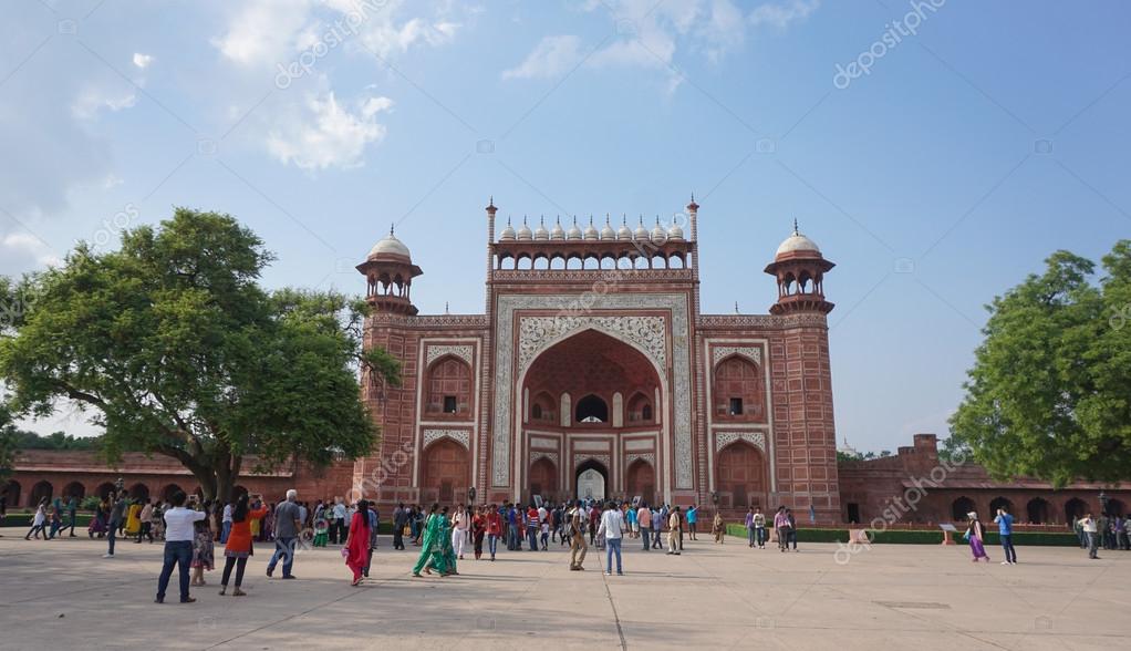 Taj Mahal in Agra, India — Stock Editorial Photo © phuongphoto #84728686