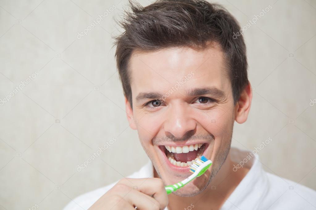 Man brushing his teeth Stock Photo by ©Implementar 122677918