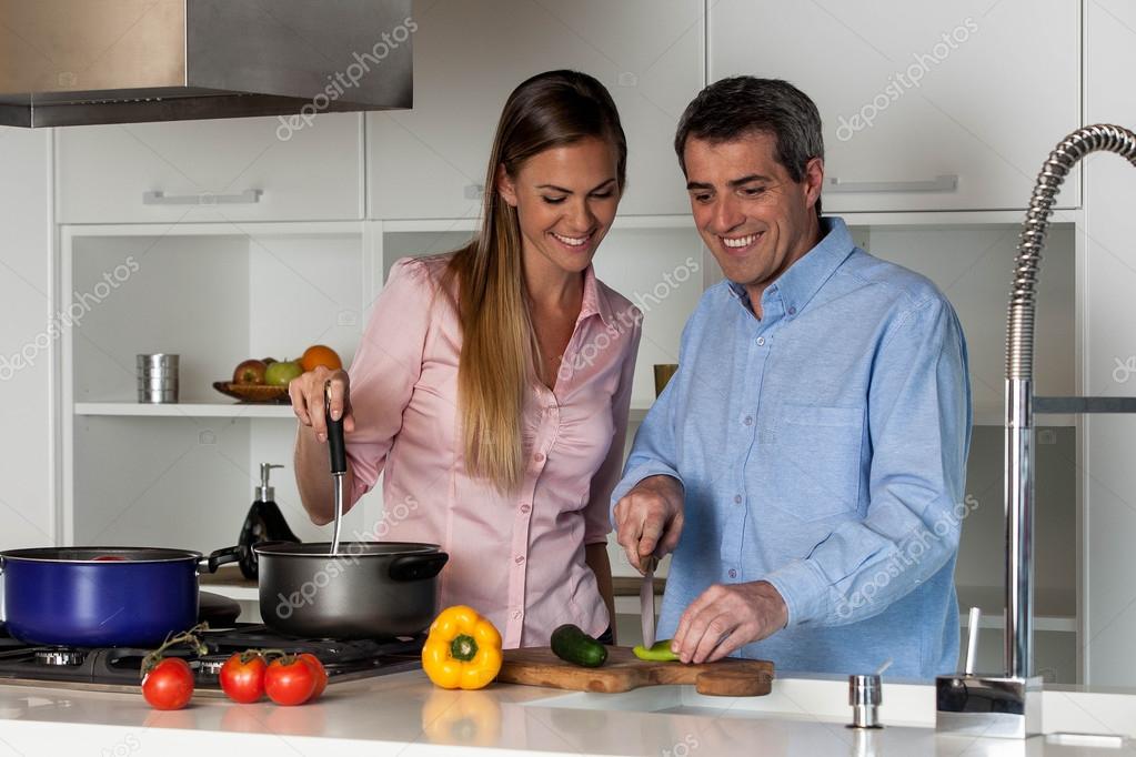 Pareja cocinando en la cocina: fotografía de stock © Implementar ...