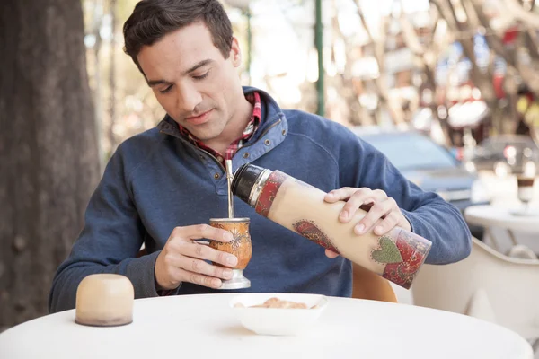 Tomando mate fotos de stock, imágenes de Tomando mate sin royalties ...