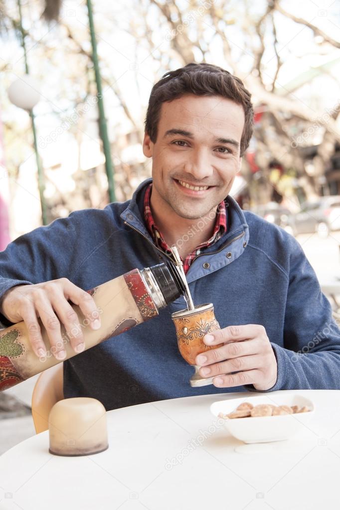 Hombre bebiendo mate — Foto de stock #92309310 © Implementar