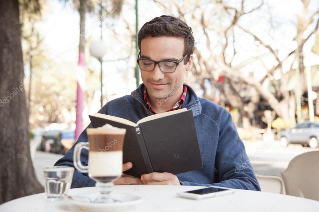 Homme lisant un livre image libre de droit par Implementar © #92309674