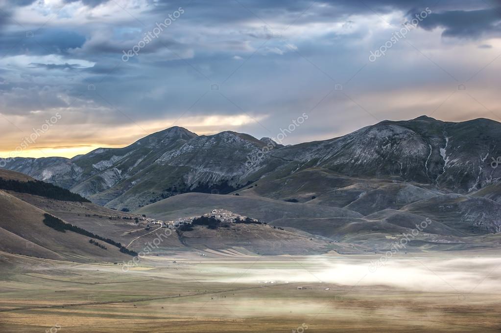 Beautiful fields and forests in the landscape of Umbria, Italy Stock ...