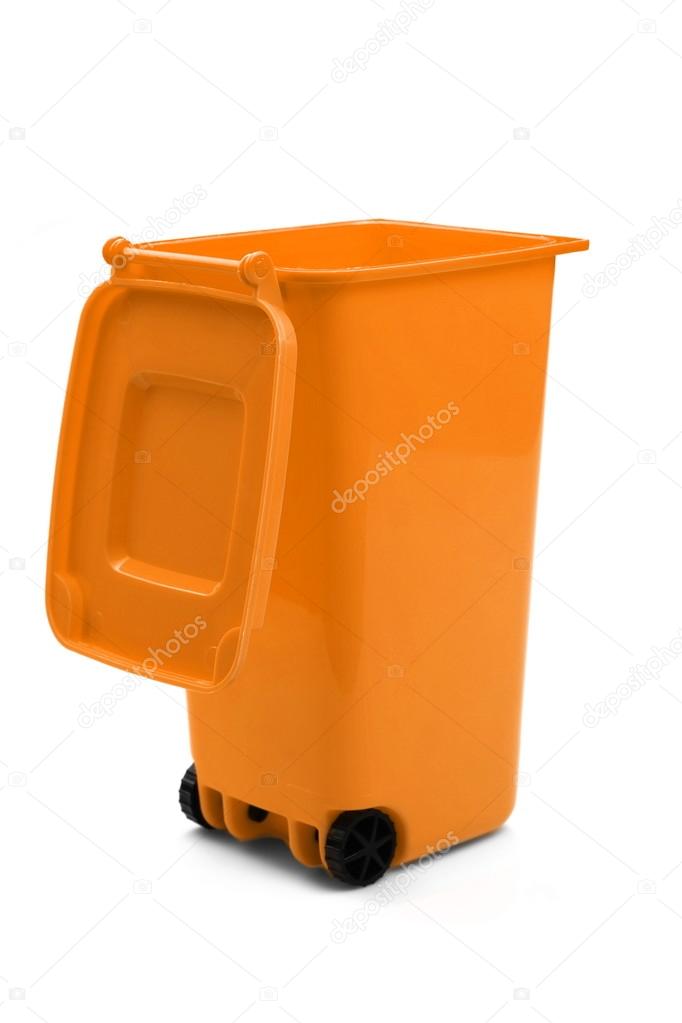 Contenedor de residuos de plástico naranja o cubo de rueda, aislado en ...