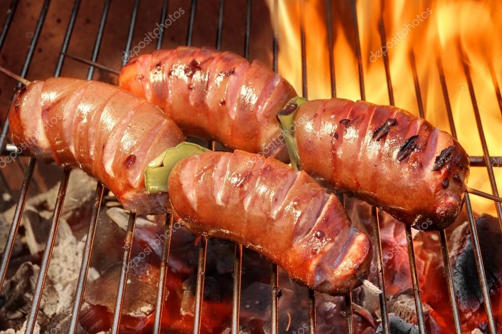 Dos pinchos con chorizo en la barbacoa caliente llameante parrilla ...