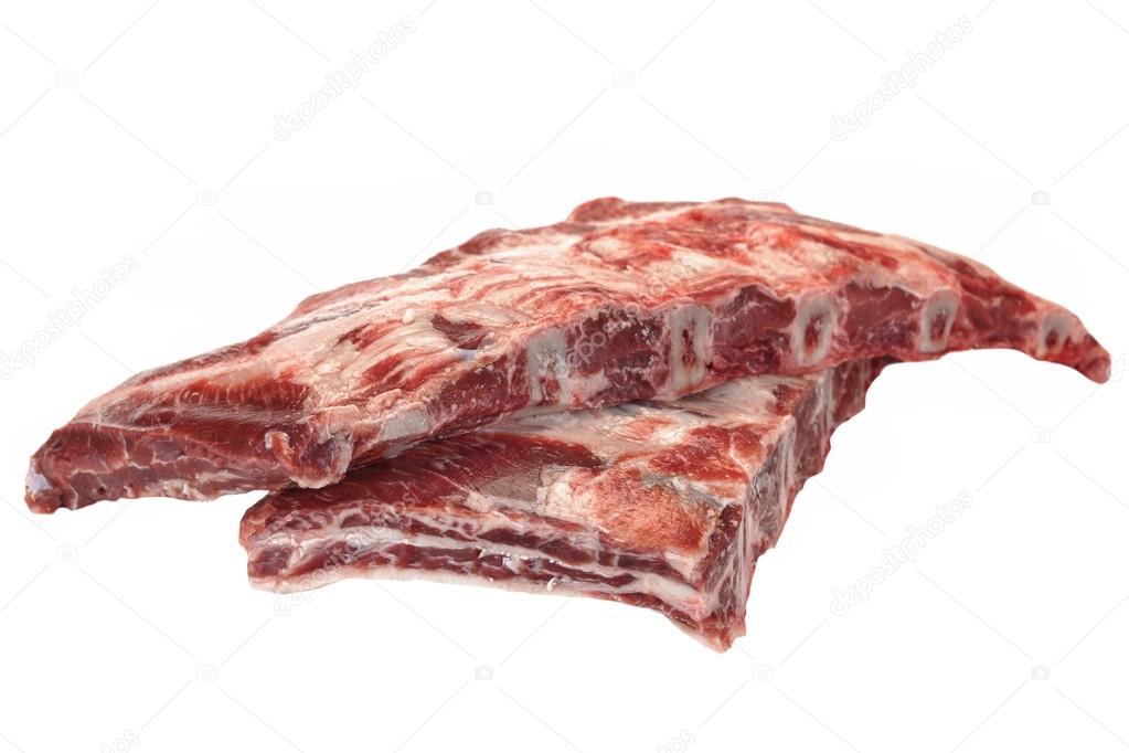 Carne de res. Costillas de ternera de mármol angus negro crudo aislado 2022