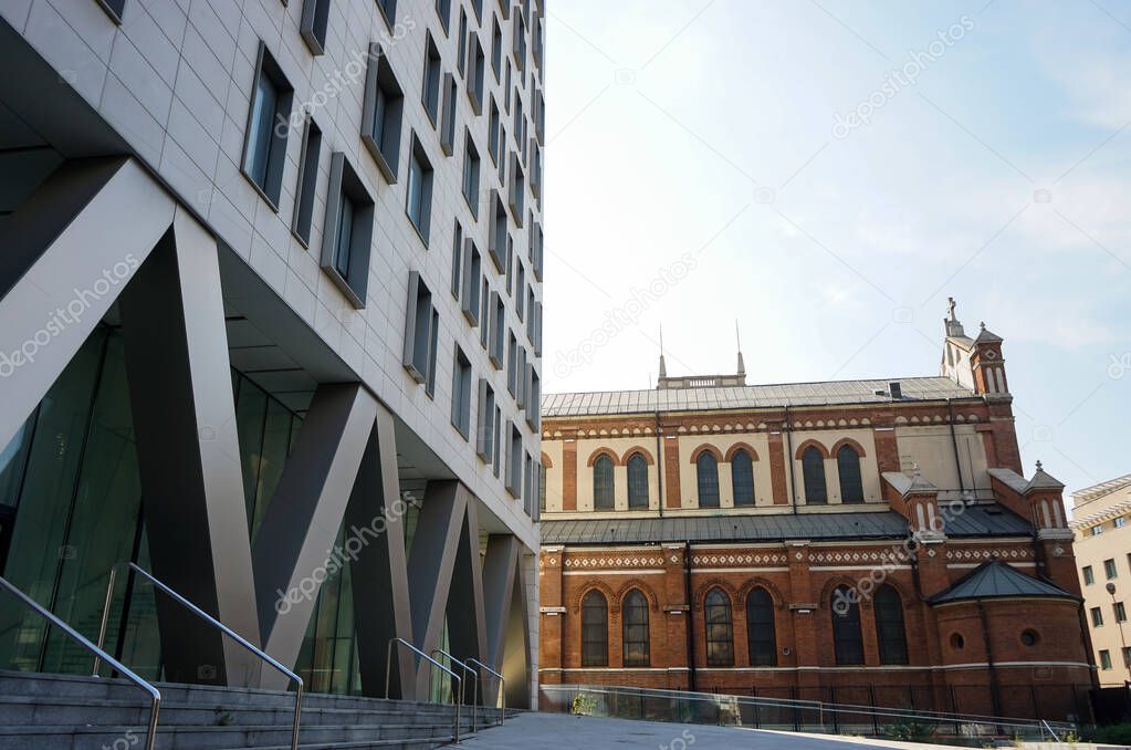 Bucarest, Rumania - 13 de septiembre de 2021: Catedral Plaza Bucarest edificio terminado en 2011 ...