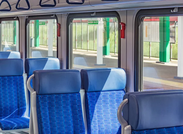 Interior do transporte de passageiros vazio do comboio. fotos, imagens ...
