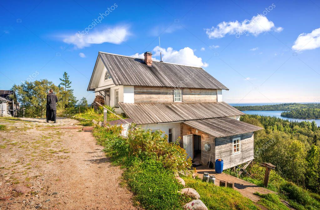 Un monje y un refectorio en la ermita del Calvario-Crucifixión en la ...