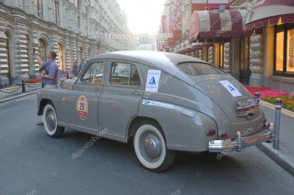 Coche soviético GAZ-M20 "Pobeda" retro rally Gorkyclassic en el estacionamiento cerca de Gum ...