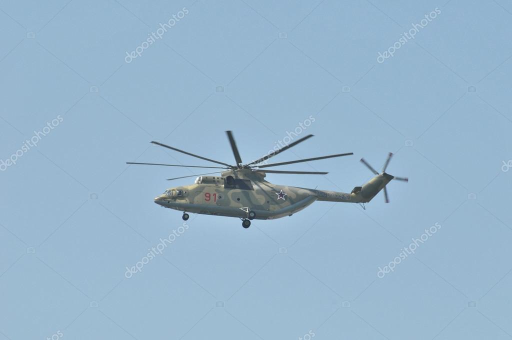 Pesado helic ptero ruso Mi-26 desarrollado en la Uni n Sovi tica en el cielo sobre Mosc vuela ...
